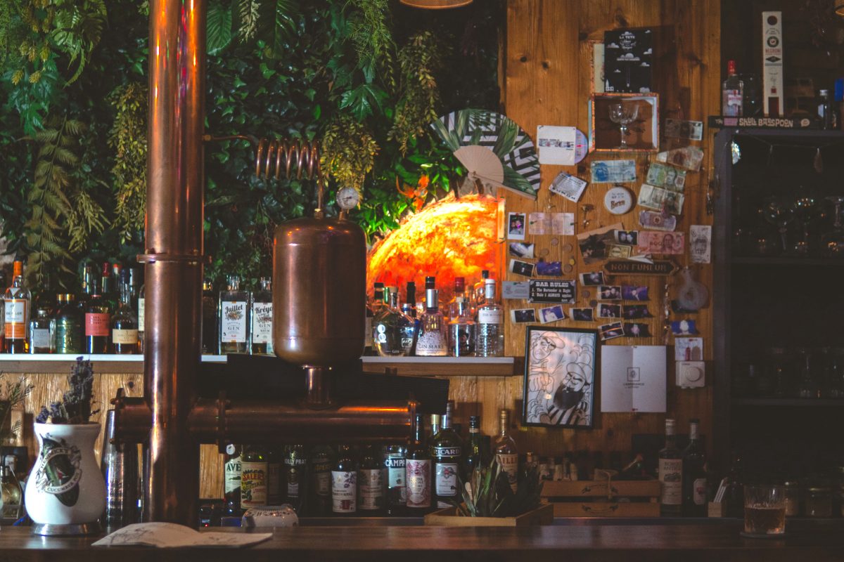 La Cabane, de bons cocktails dans un bar intimiste et fleuri