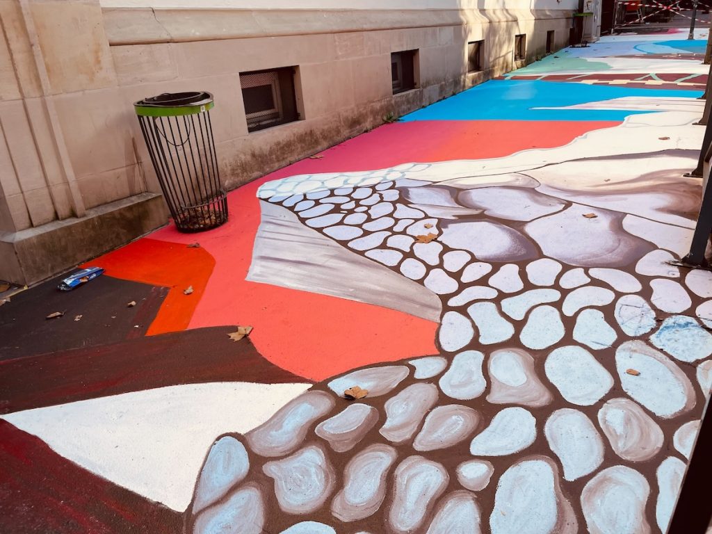 Place du Temple-Neuf : une fresque géante célèbre les 80 ans de la ...