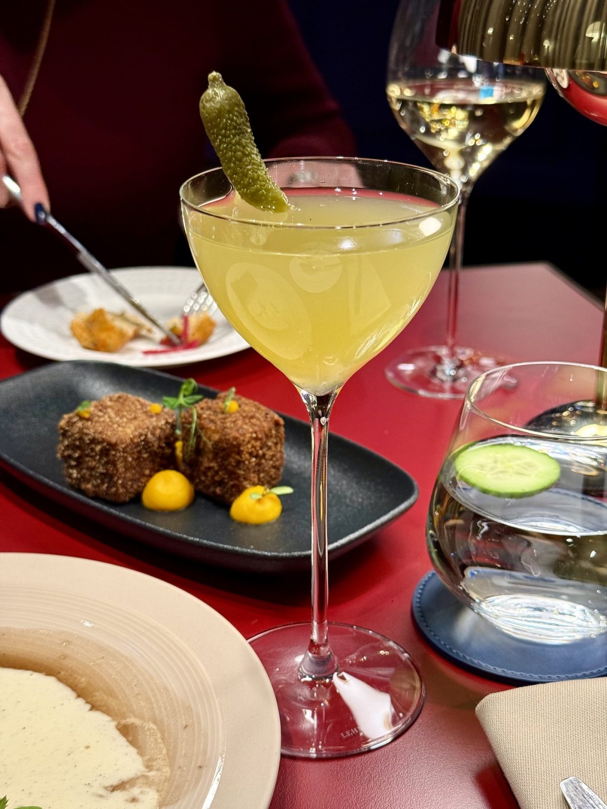 Assiettes et cocktails raffinés : Brio, l’étonnant « Bar des Chefs ...